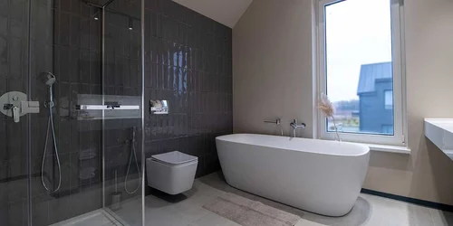 Walk-In Showers vs. Bathtubs – Understanding Key Differences