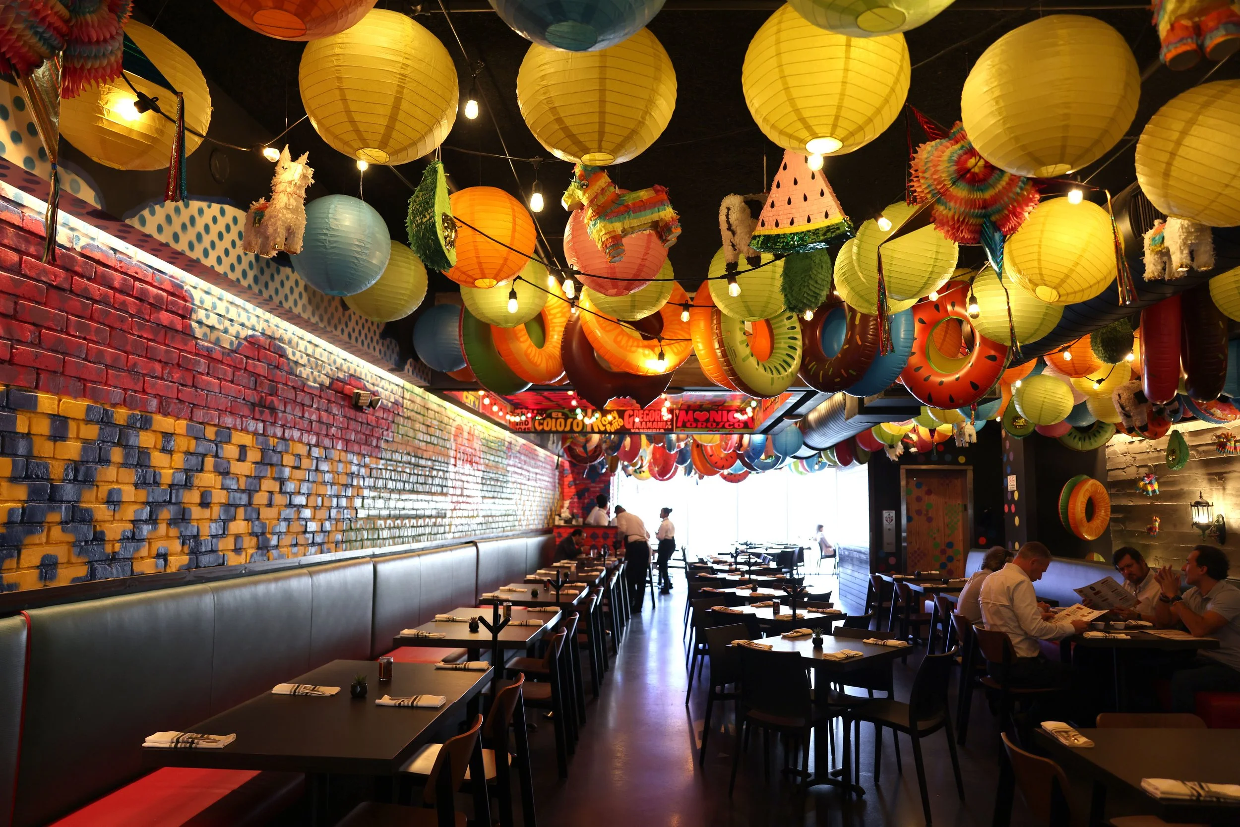 Gallery 1 — Pollos & Jarras