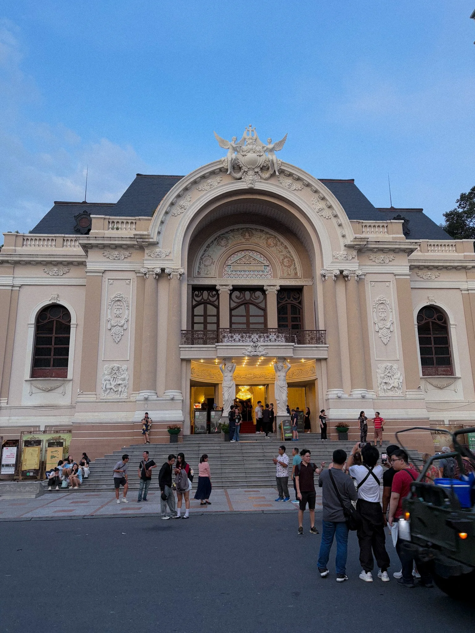Saigon Opera House Guide ⋮ EVERLASTYING