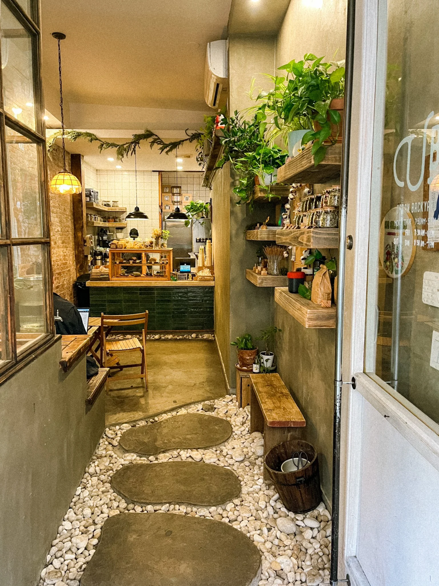 Urban Backyard in Nolita, Manhattan ⋮ EVERLASTYING