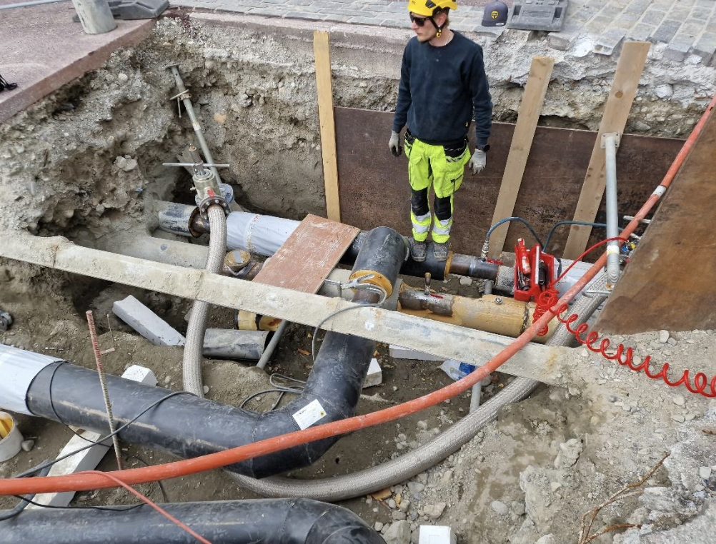 Line stopping and bypass to allow grid extension — District Heating ...