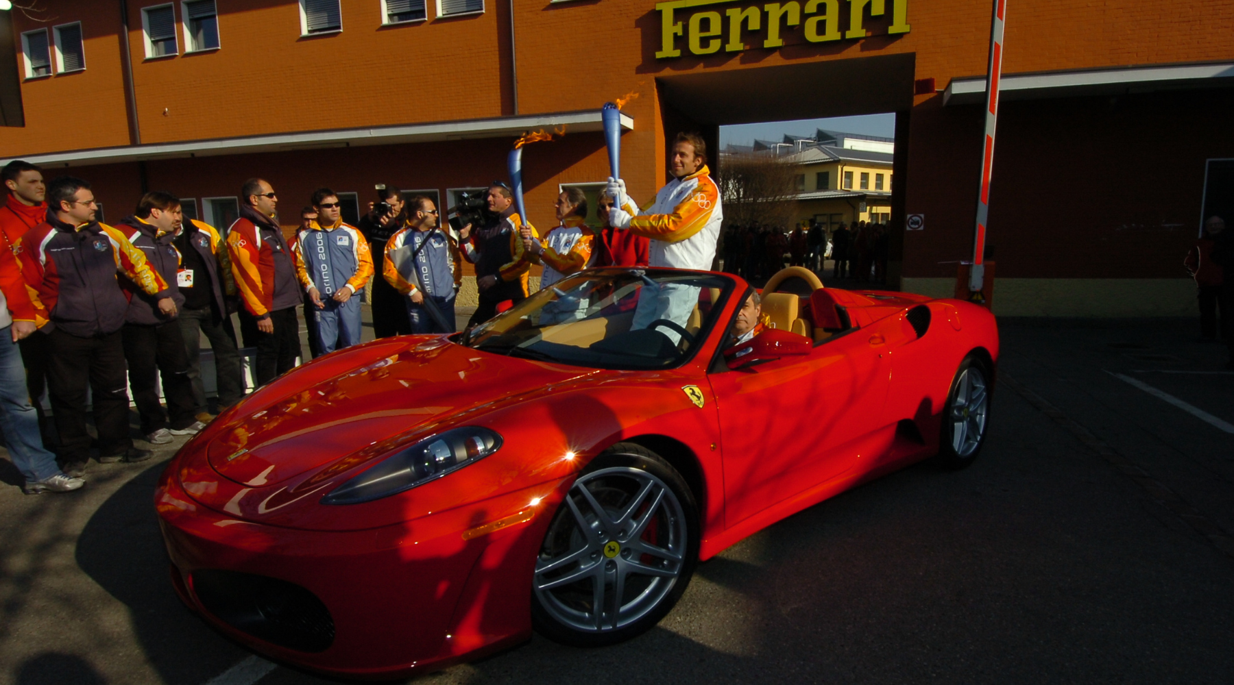 La Llama Olímpica a bordo de un Ferrari — Q8 Magazine