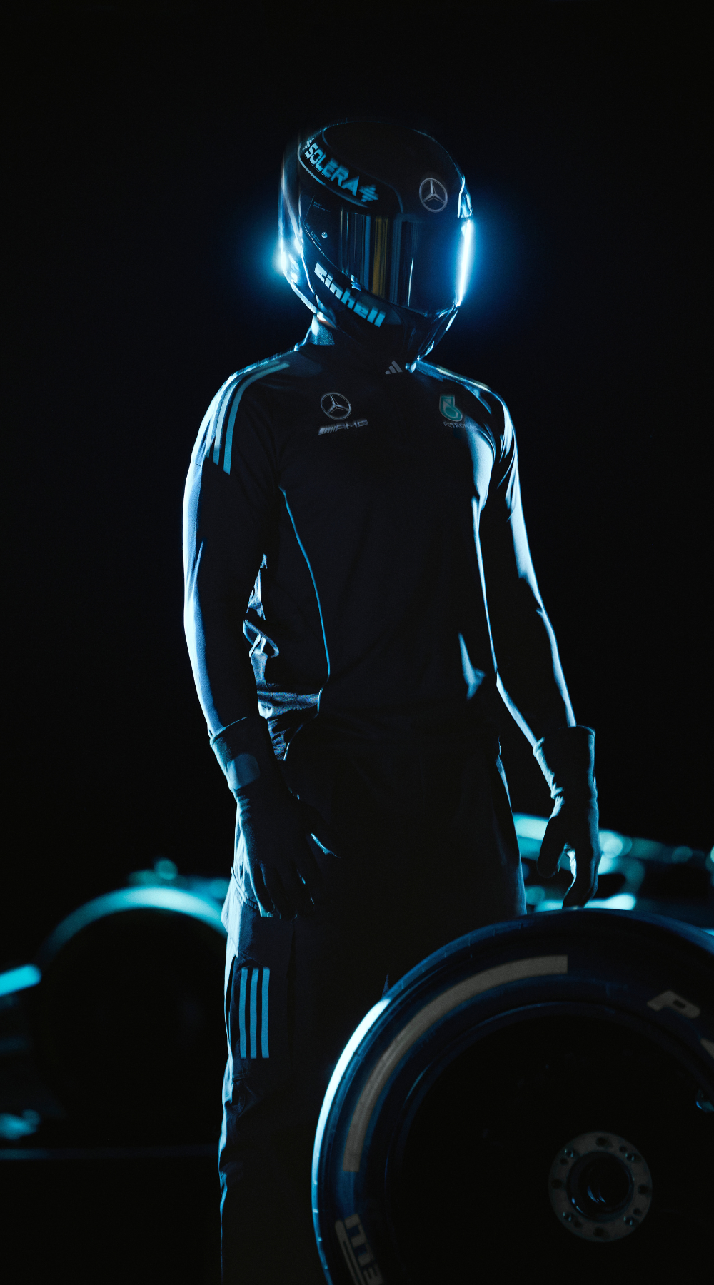 Así es la colección de adidas con Mercedes (que ya está disponible en ...
