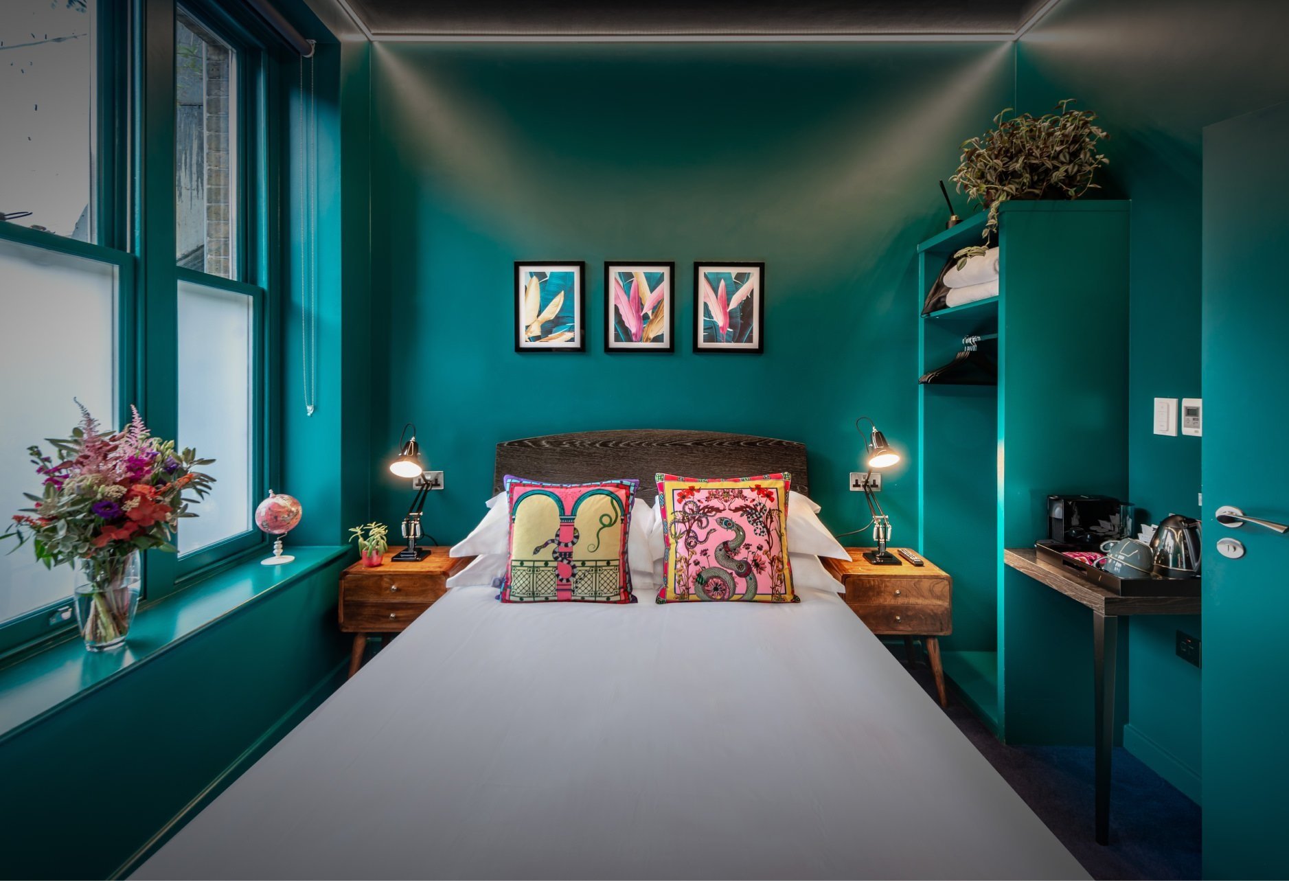 Hux Hotel. Accomodation, bar and live music in Kensington, London