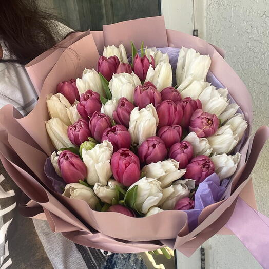Who and On What Occasions It's Common to Gift Tulips in Miami