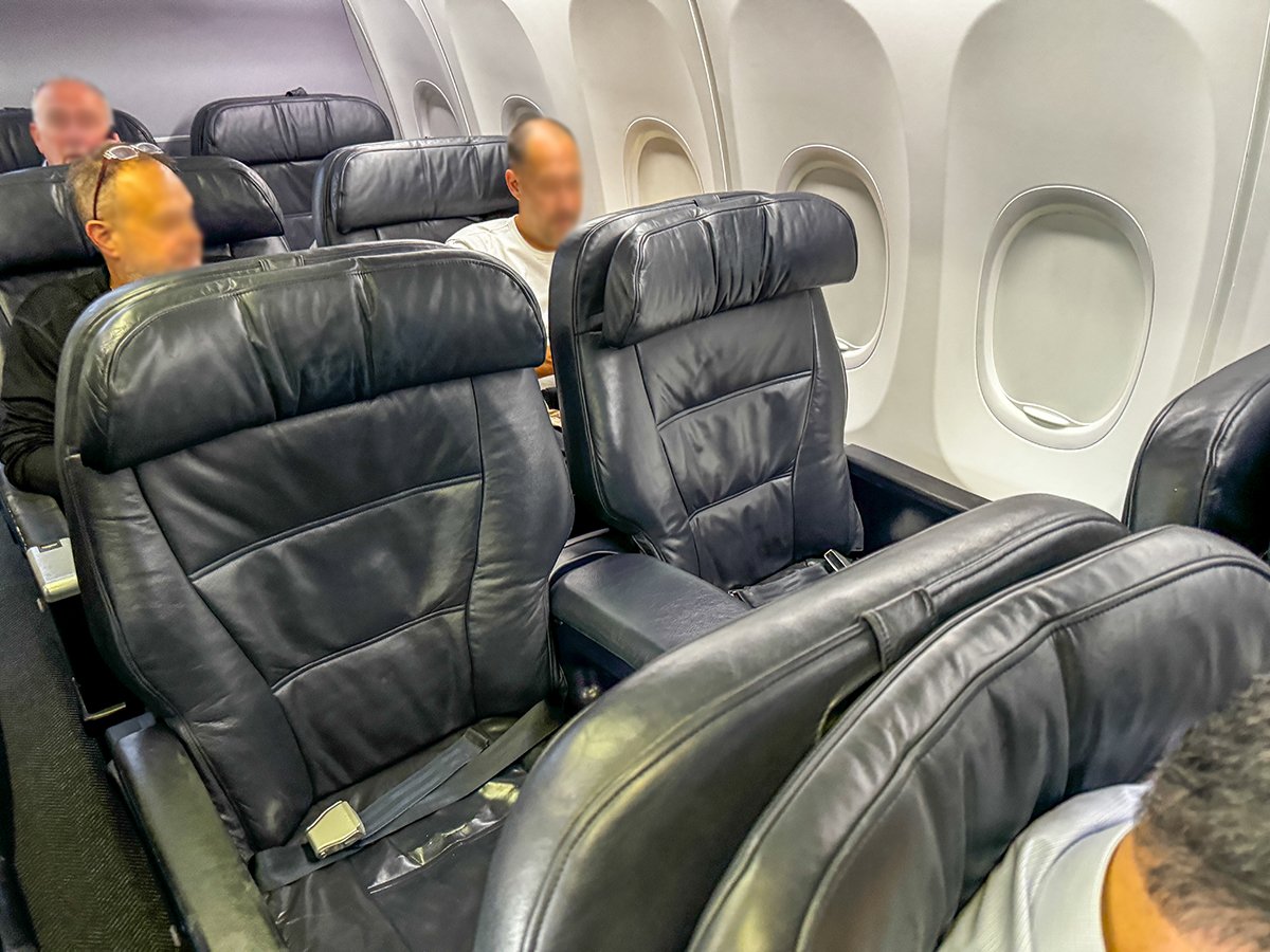 United First Class Review: Boston to Newark on a Boeing 737-900ER — The ...