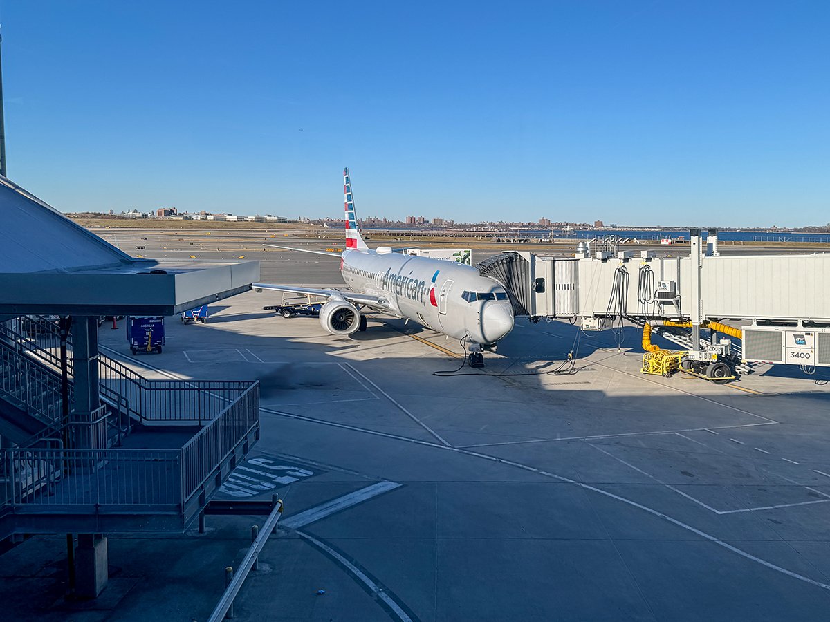 American Airlines Boeing 737-800 First Class Review from Miami to ...
