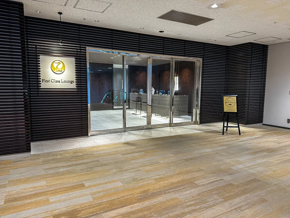 Inside the JAL First Class Lounge at Narita: Food & Comfort for ...
