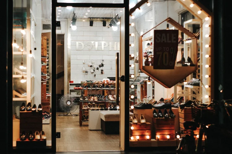 Types of Window Displays that will Drive Foot Traffic This Spring ...