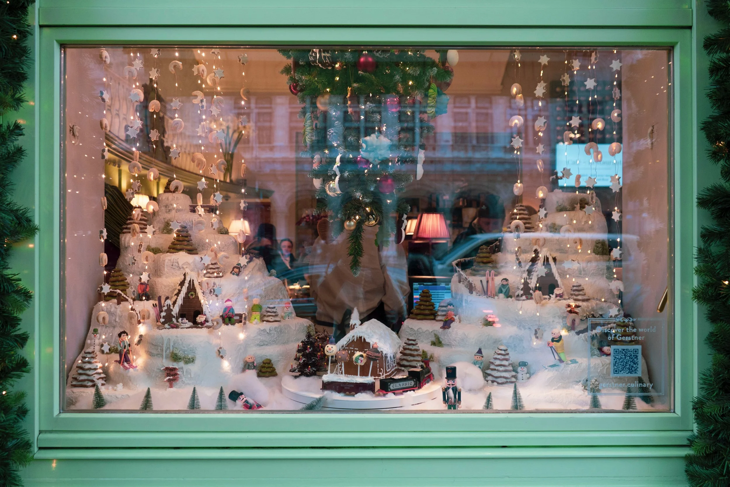 Choosing The Right Fixtures For your Holiday Displays — NOLA Designs ...