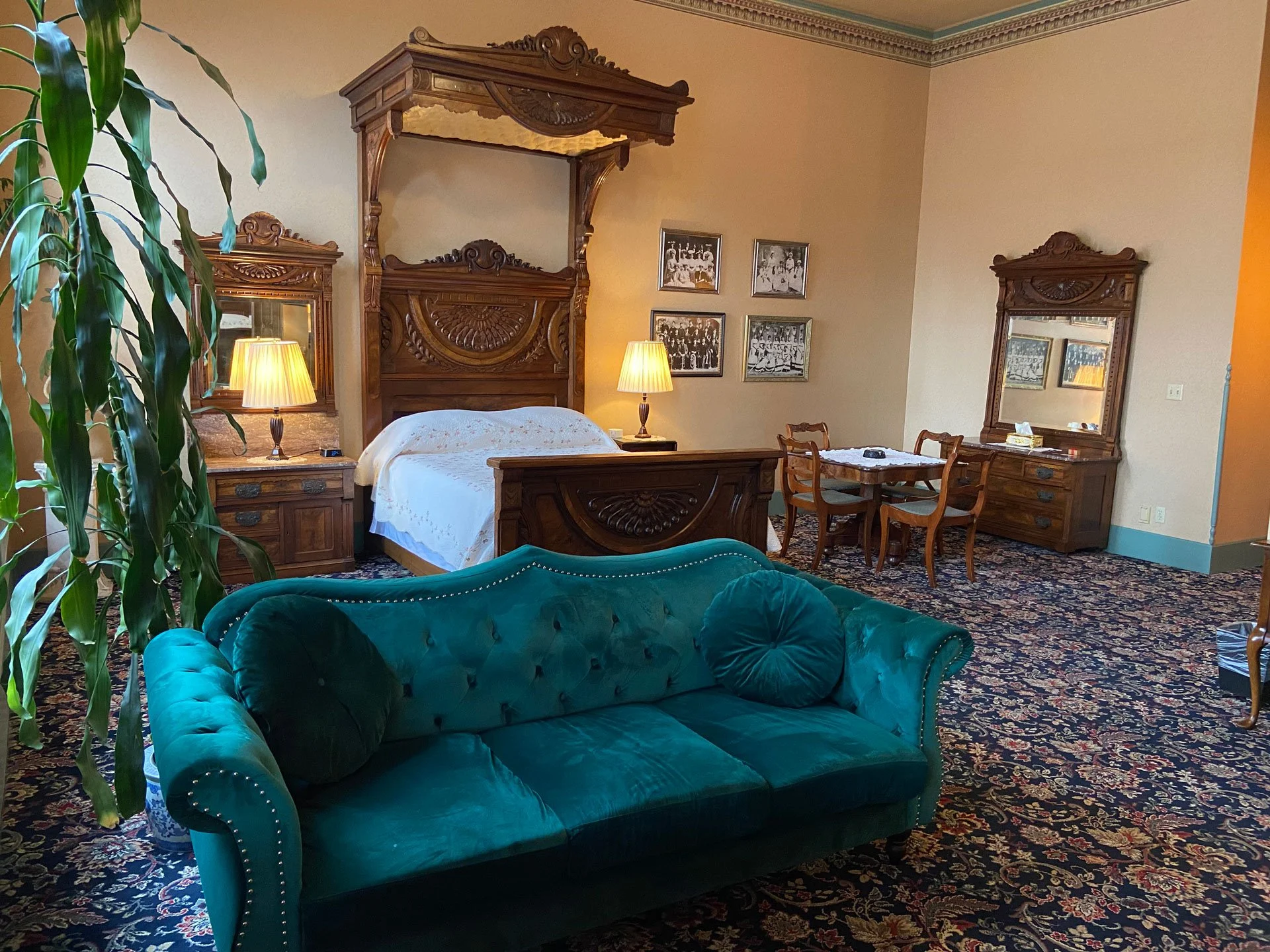 Weinhard Hotel: Victorian Style Lodging In Dayton, WA