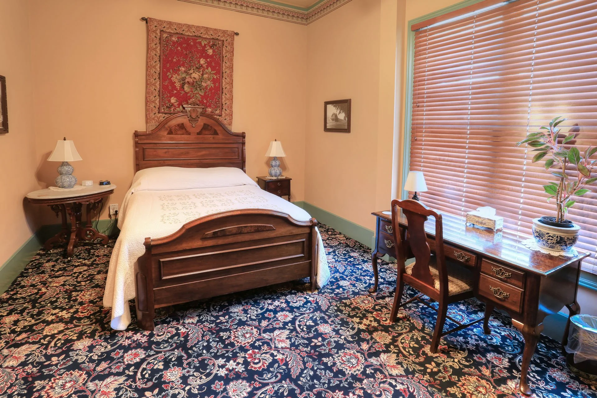Weinhard Hotel: Victorian Style Lodging In Dayton, WA