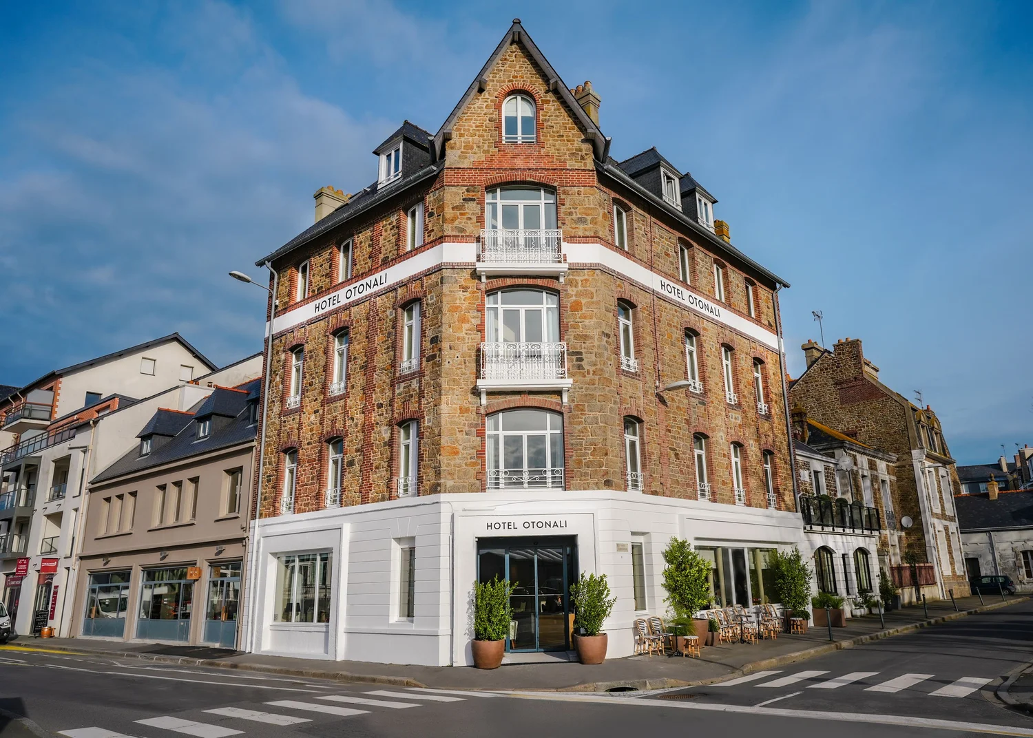 L’ HÔTEL — Hotel Otonali