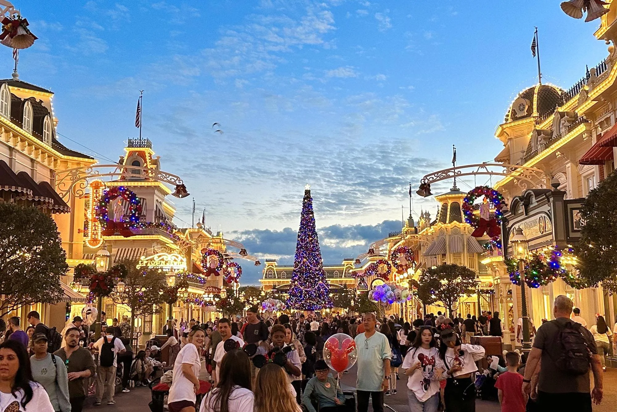 We Tried United Airlines’ $10 Takeoff Snack Box, and Here Is Our Review ...