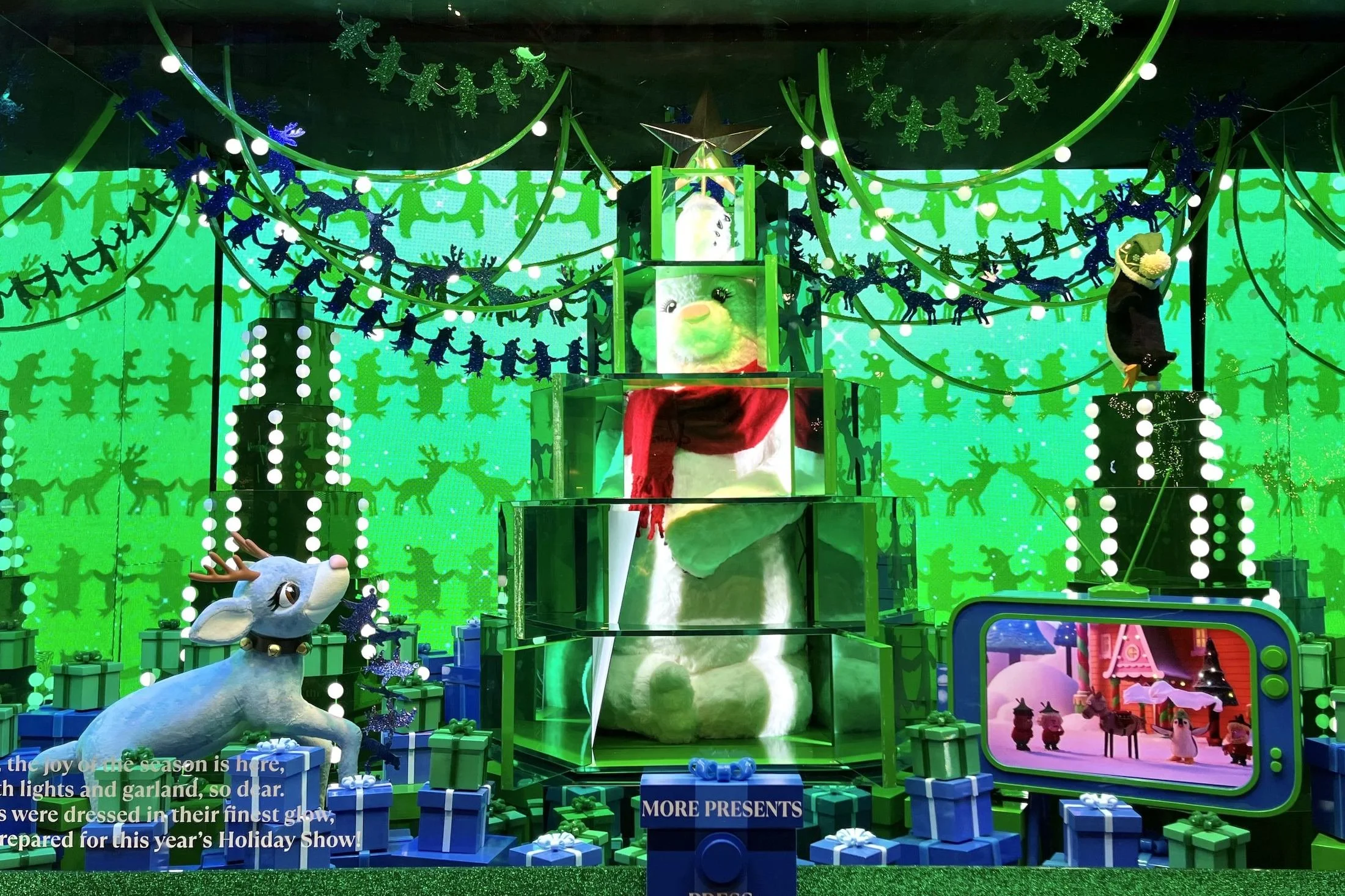 Macy’s Unveiled 2023 Holiday Window in Herald Square Featuring Tiptoe ...