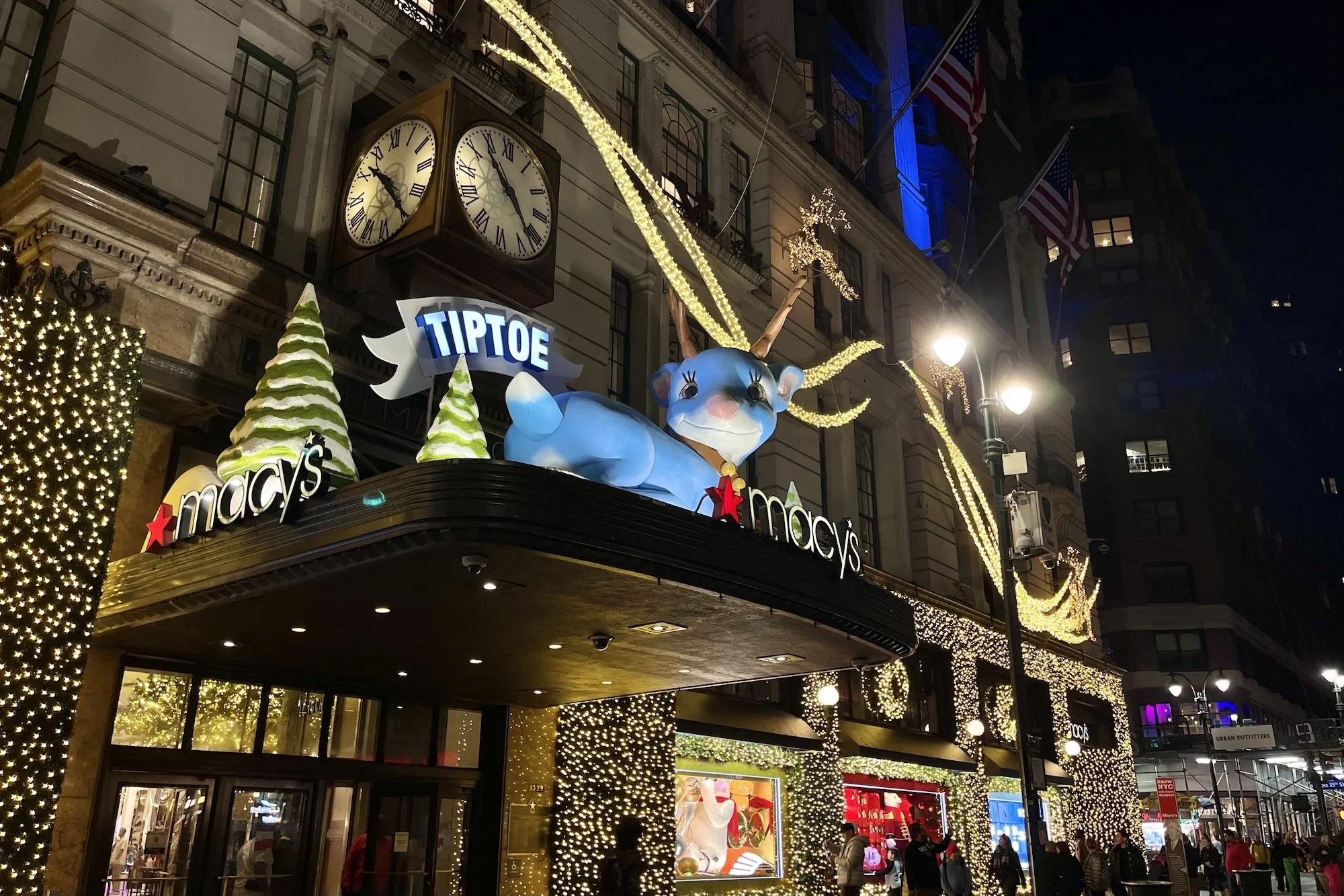 Macy’s Unveiled 2023 Holiday Window in Herald Square Featuring Tiptoe ...
