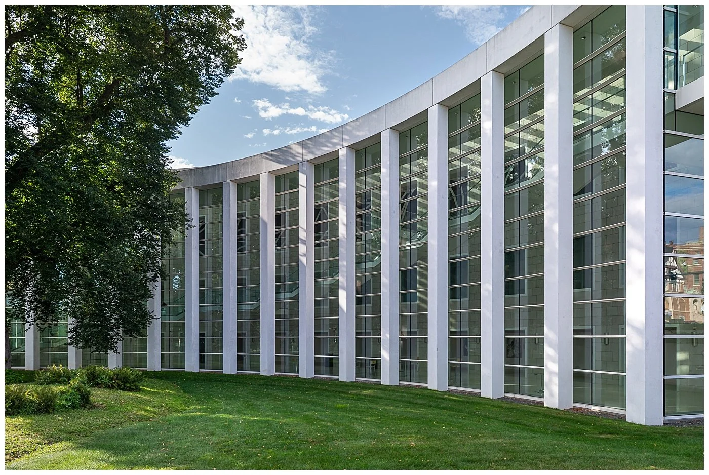 Light-Flooded Civic Form: The Federal Courthouse in Springfield ...