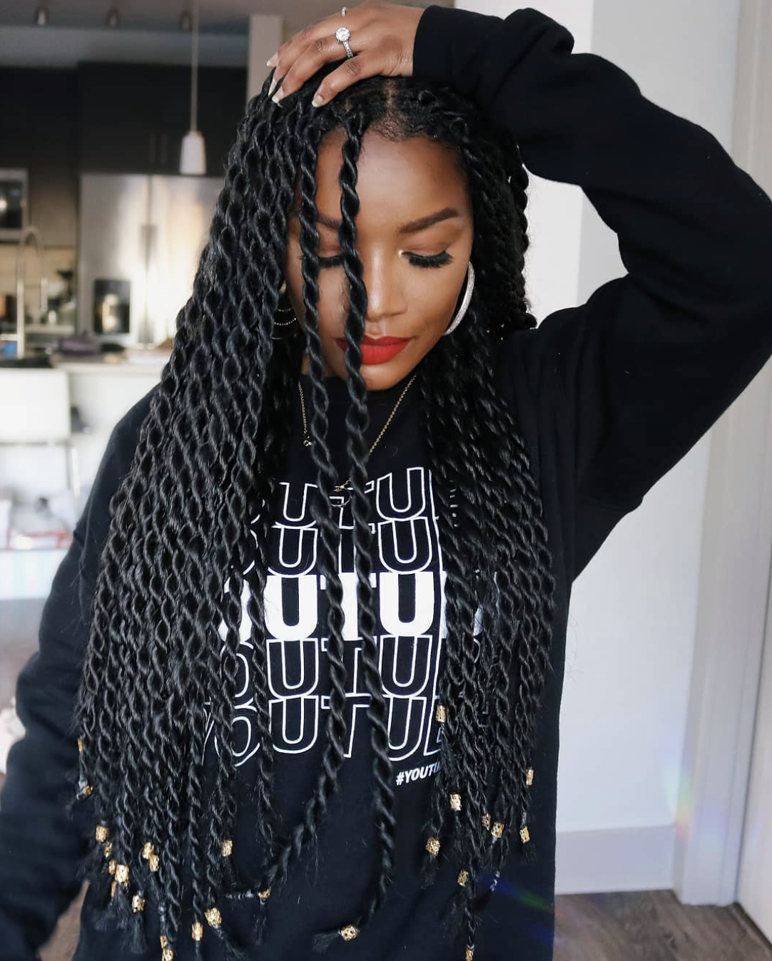 14 Best Hairstyles for a Round Face Shape — Styles That Elongate and ...