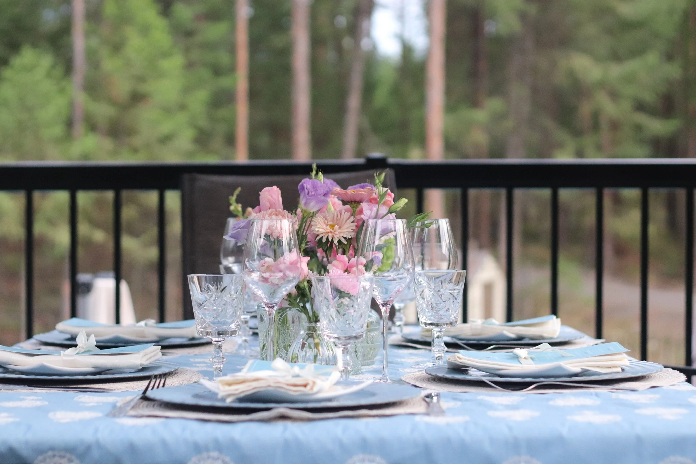 Barefoot Blue Jean Night Tablescape: Stylish and Simple Home Decor ...