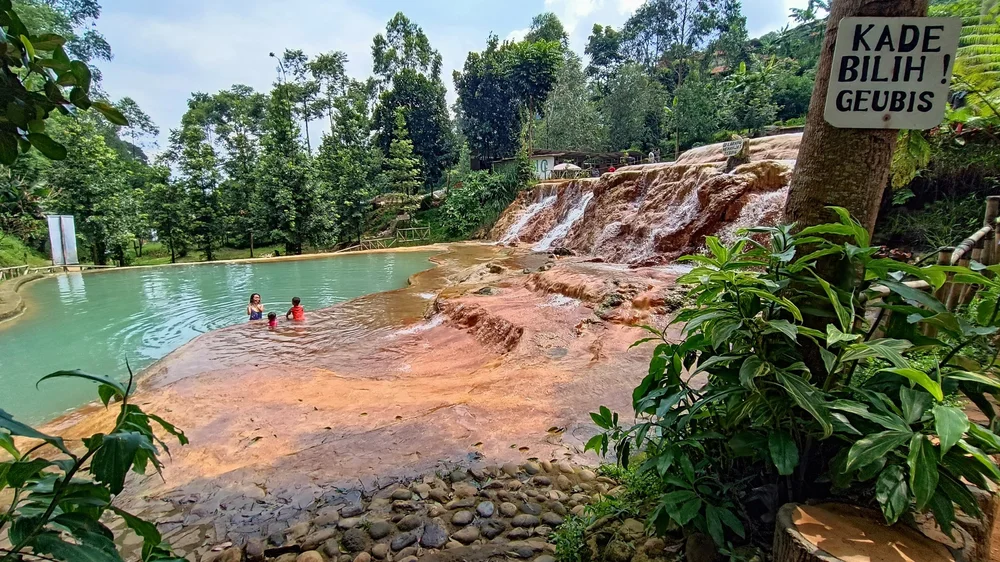 Day Trip to Curug Cipanas Nagrak Hot Springs | Travelook