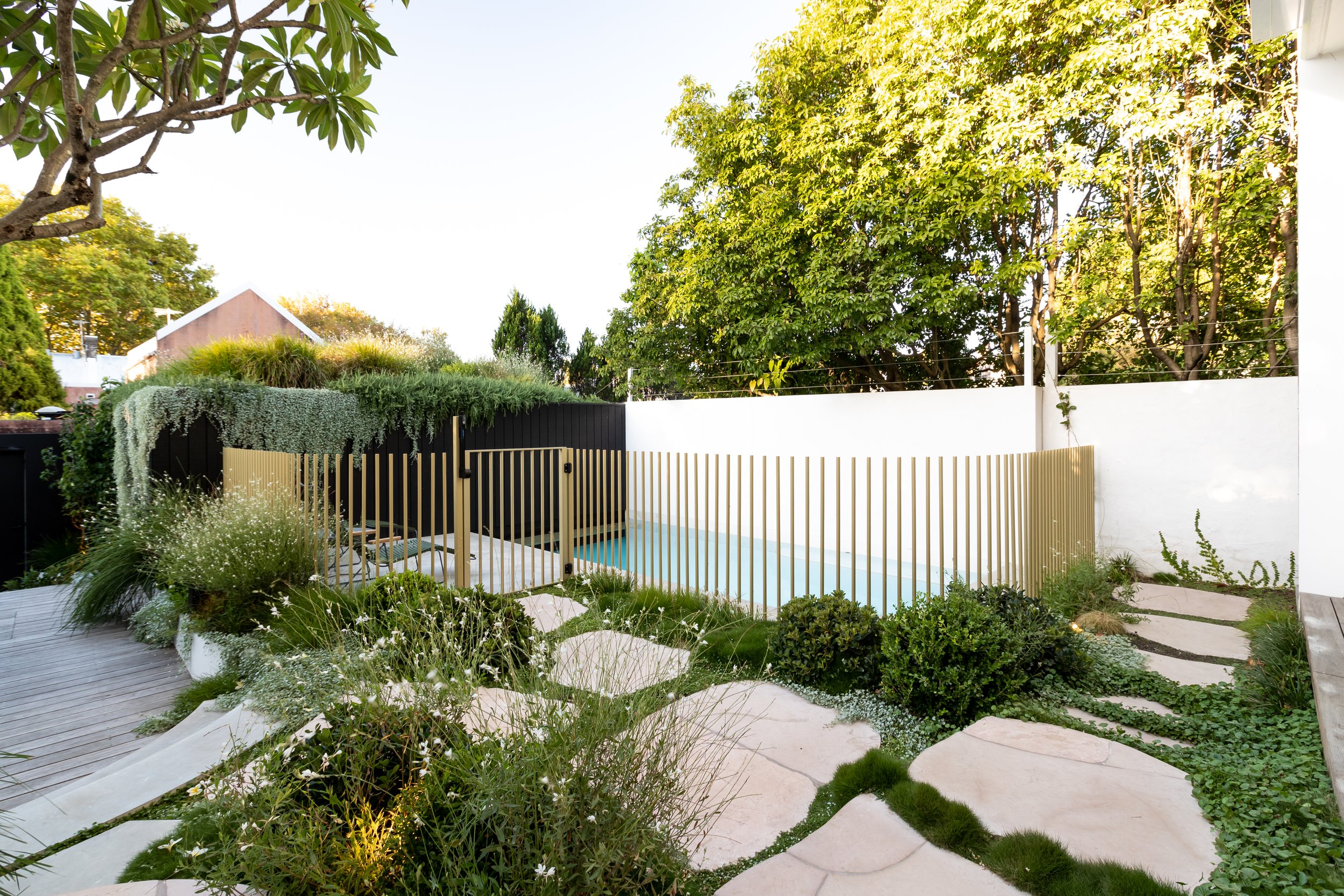 A Luminous, Layered & Functional Courtyard by Mike Cass Creative ...