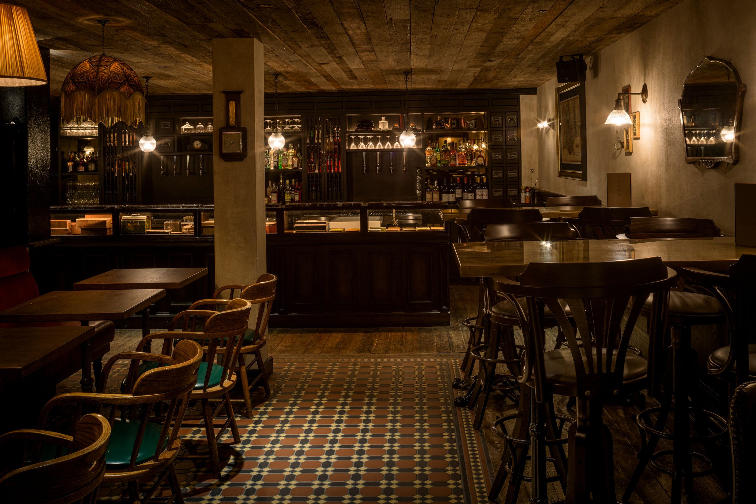 An 80-110 capacity southern style saloon bar centrally located in Kings ...