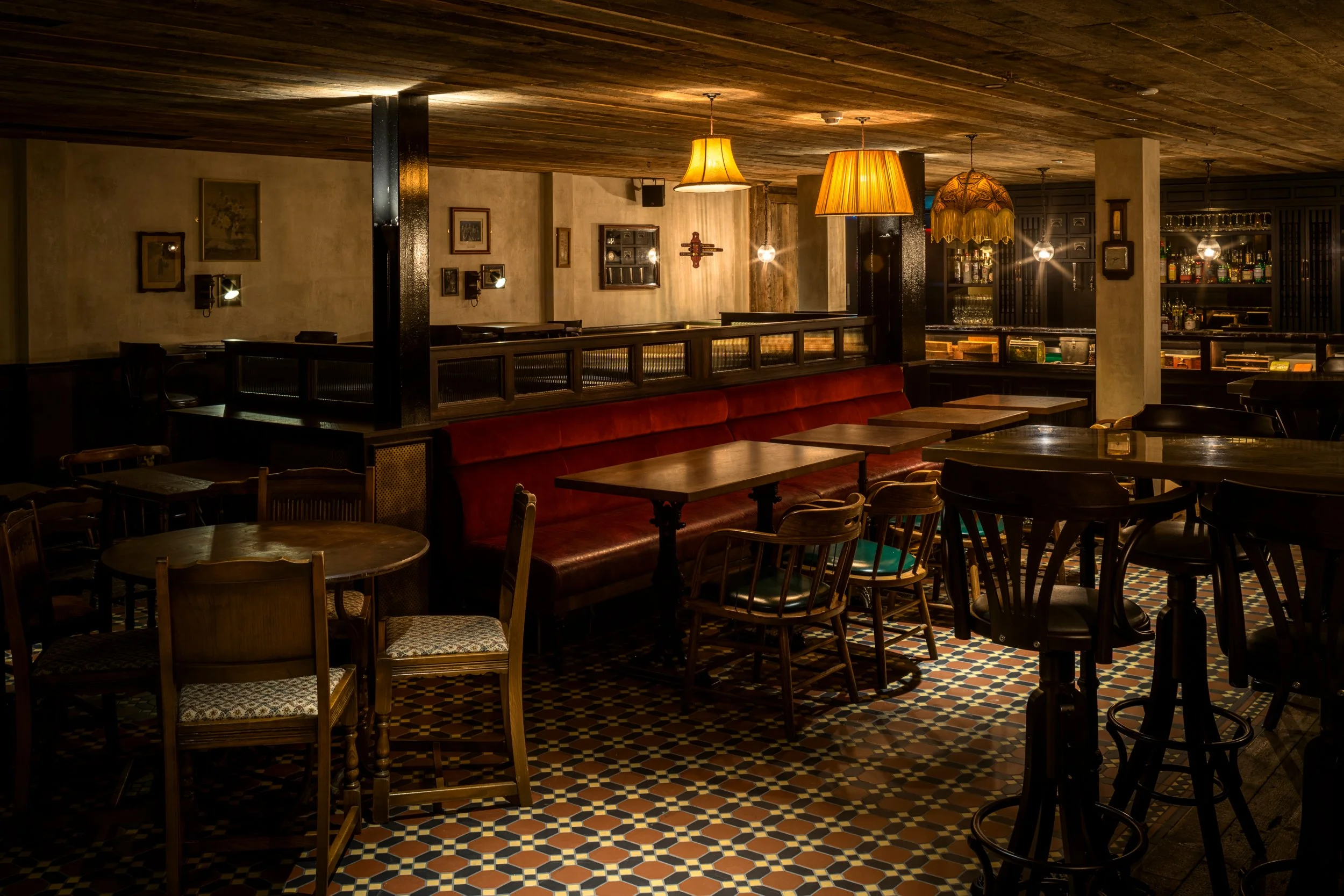 An 80-110 capacity southern style saloon bar centrally located in Kings ...