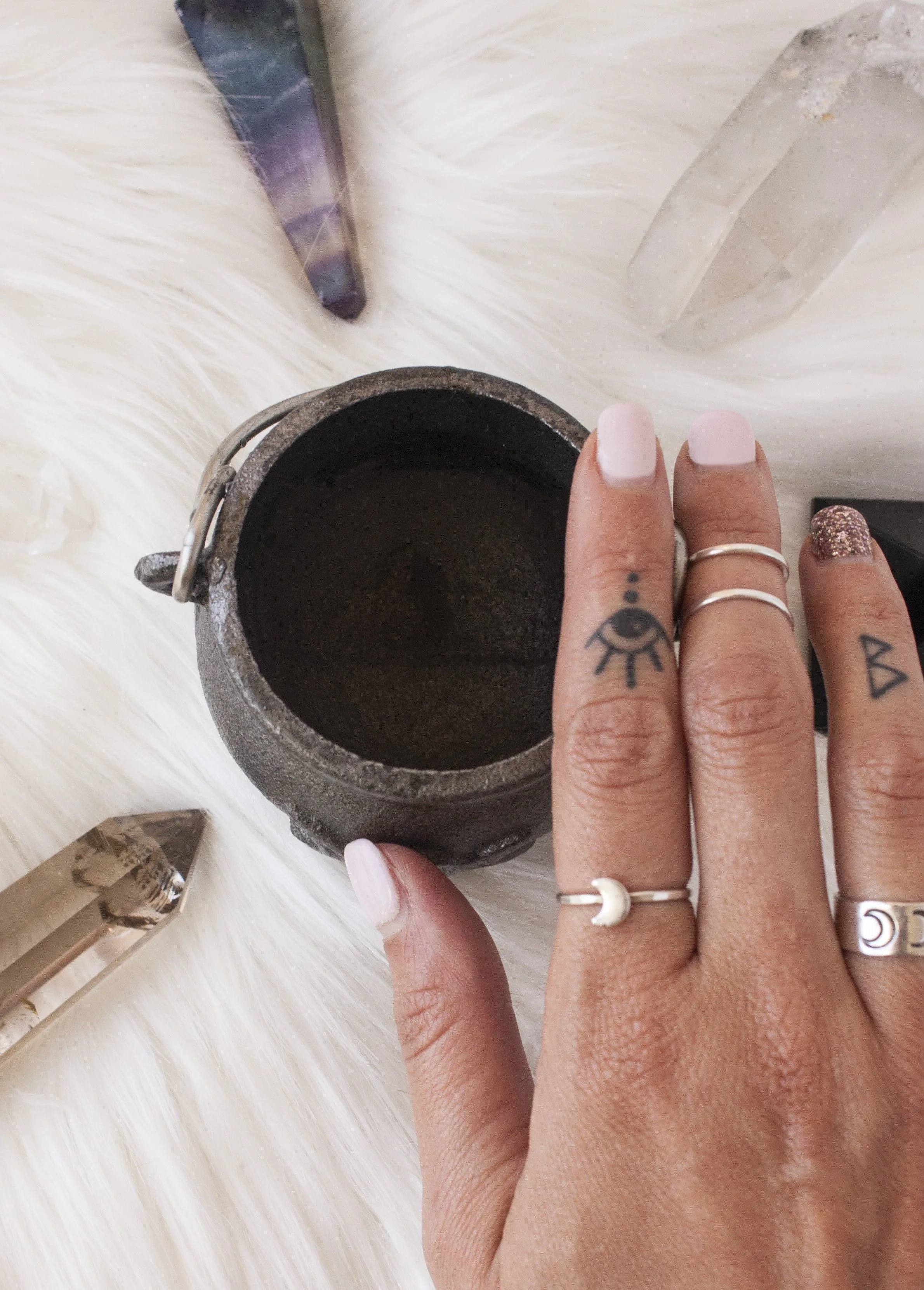 The Divine Feminine & Cauldrons // 5 Uses & Meanings — Cassie Uhl