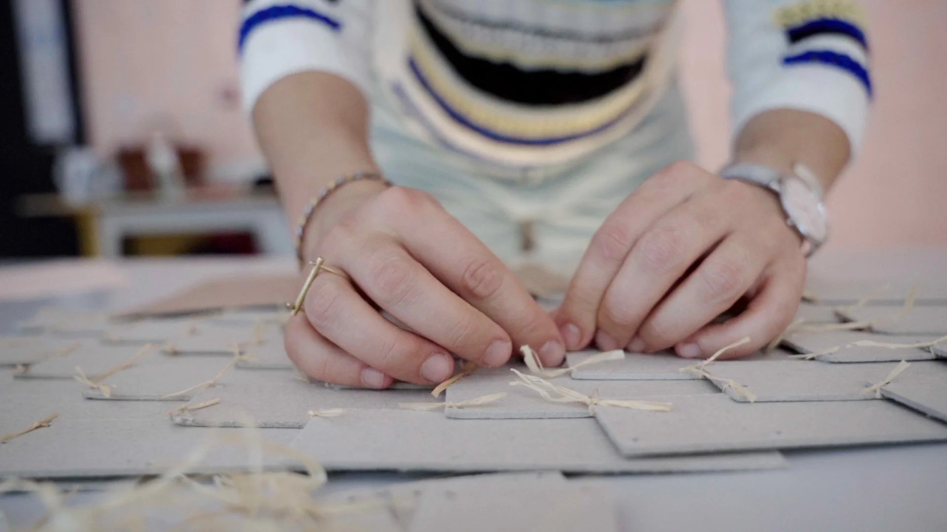 Atelier de tissage de nappes d’écailles avec Marie Sirgue — PRISMES