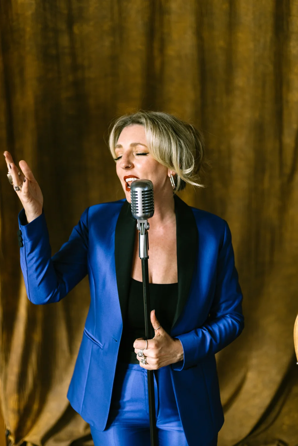 Lynzie Bremner (Singer)