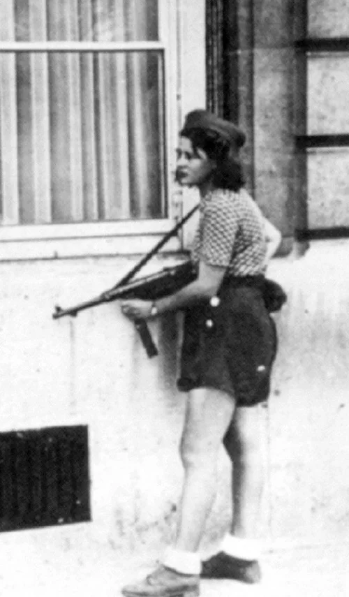 Simone Segouin: The French Resistance Heroine Who Stood Strong — HANNAH ...