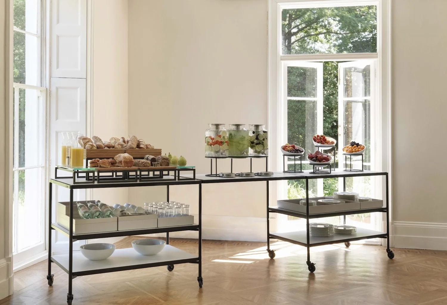 Buffet & Presentation — Ceramics & Steel