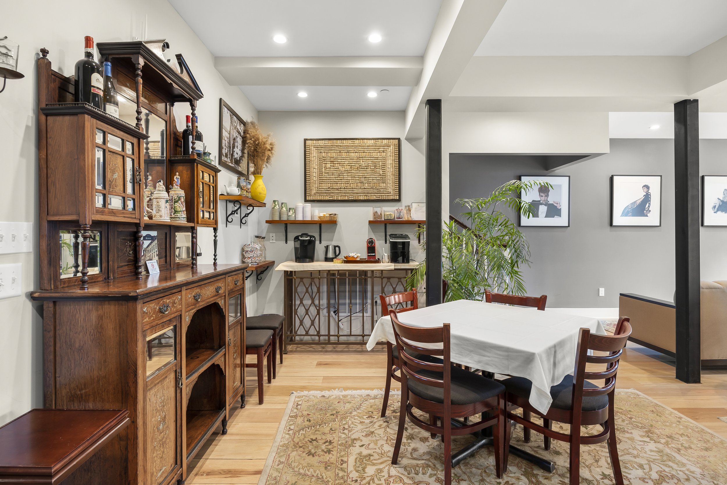 Photos — Howard Hotel