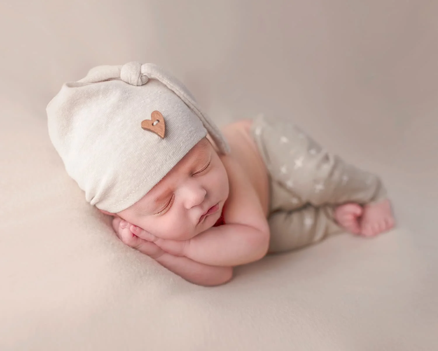 Anna Kay is a newborn, child & family portrait studio.