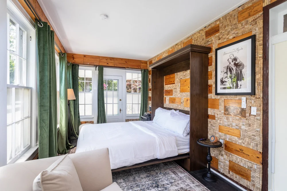 Bonnie & Clyde Suite — The Legacy Inn Luray