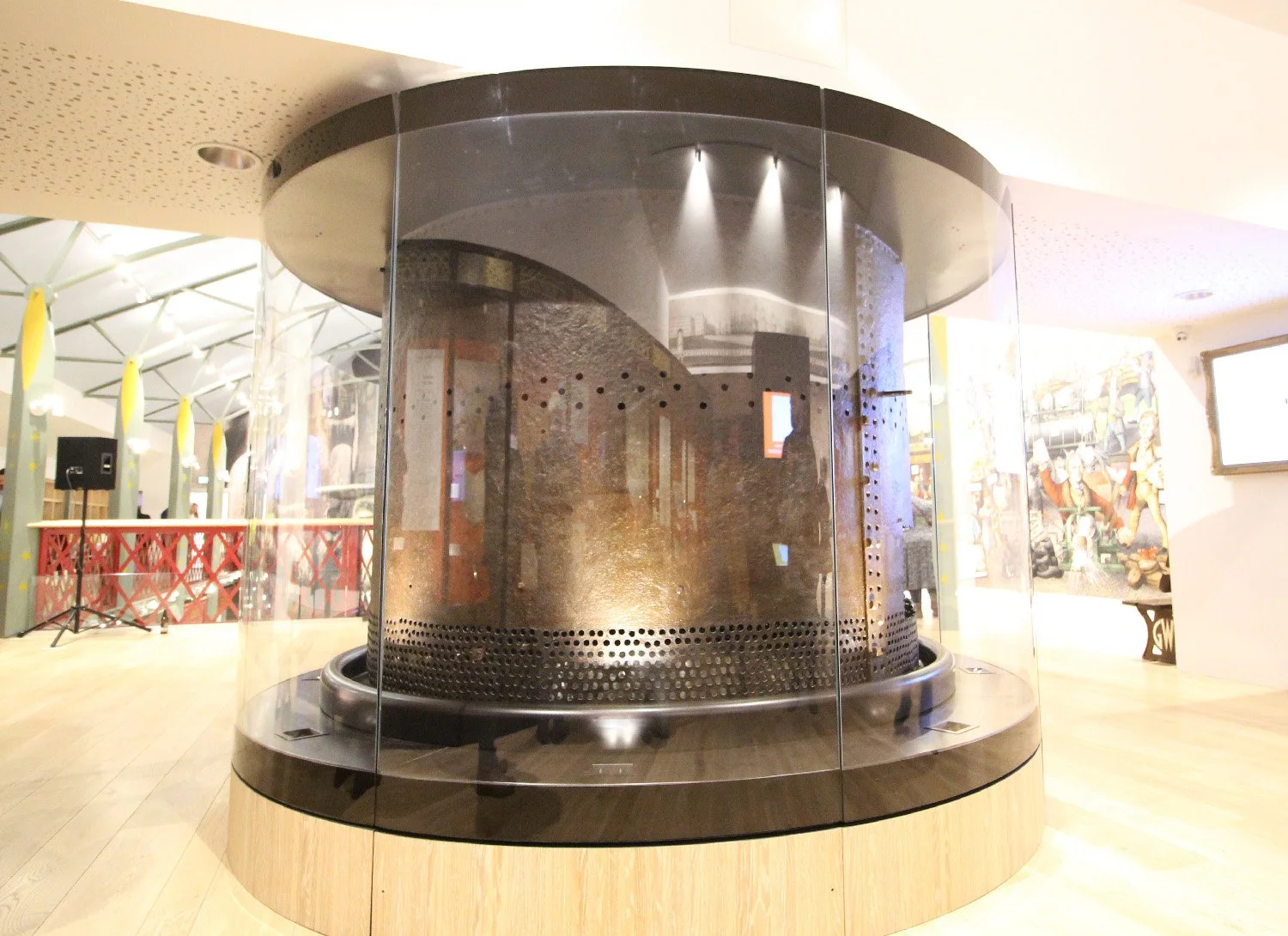 Bespoke museum display case — Glasshaus Displays - Museum exhibition ...