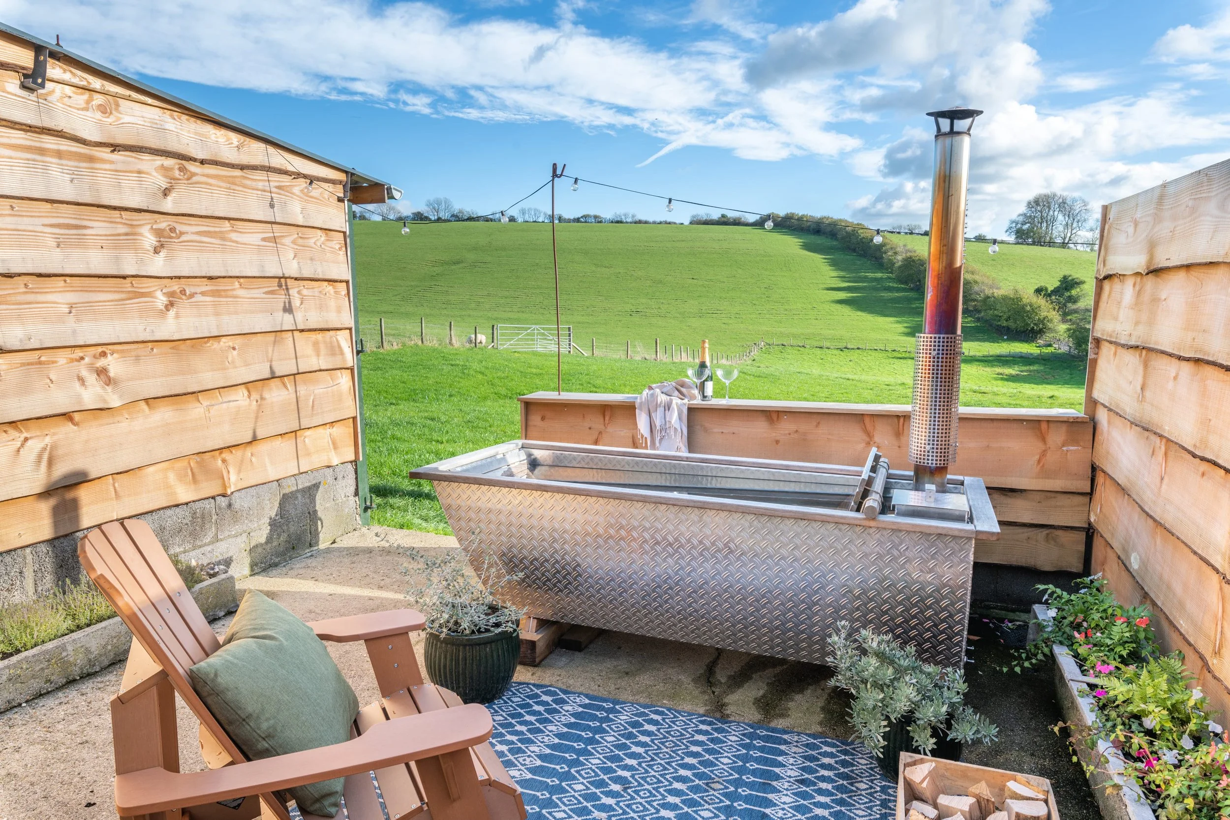 Luxury lakeside shepherds hut with hot tub — Lake Farm Dorset