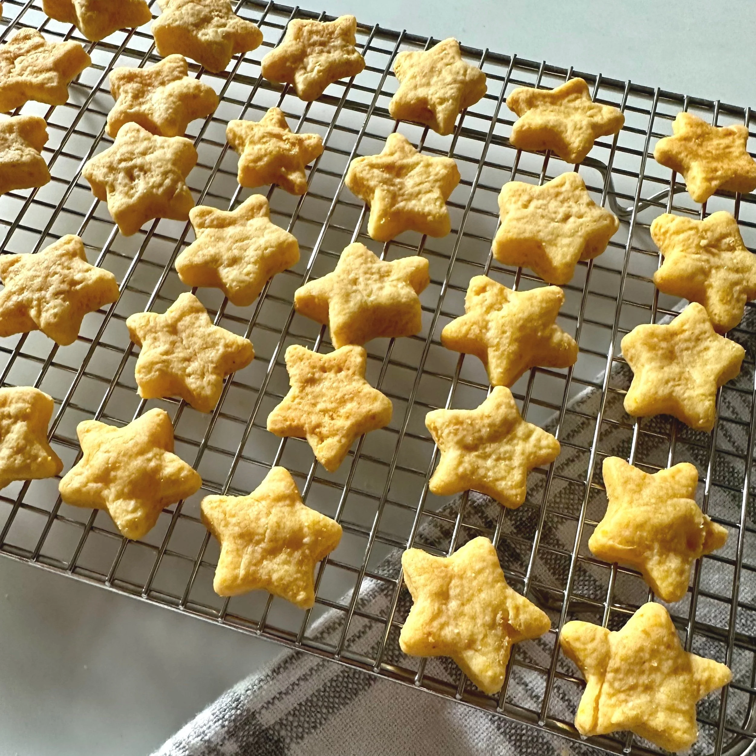 Homemade Cheddar & Carrot Crackers — My Toddler's Kitchen