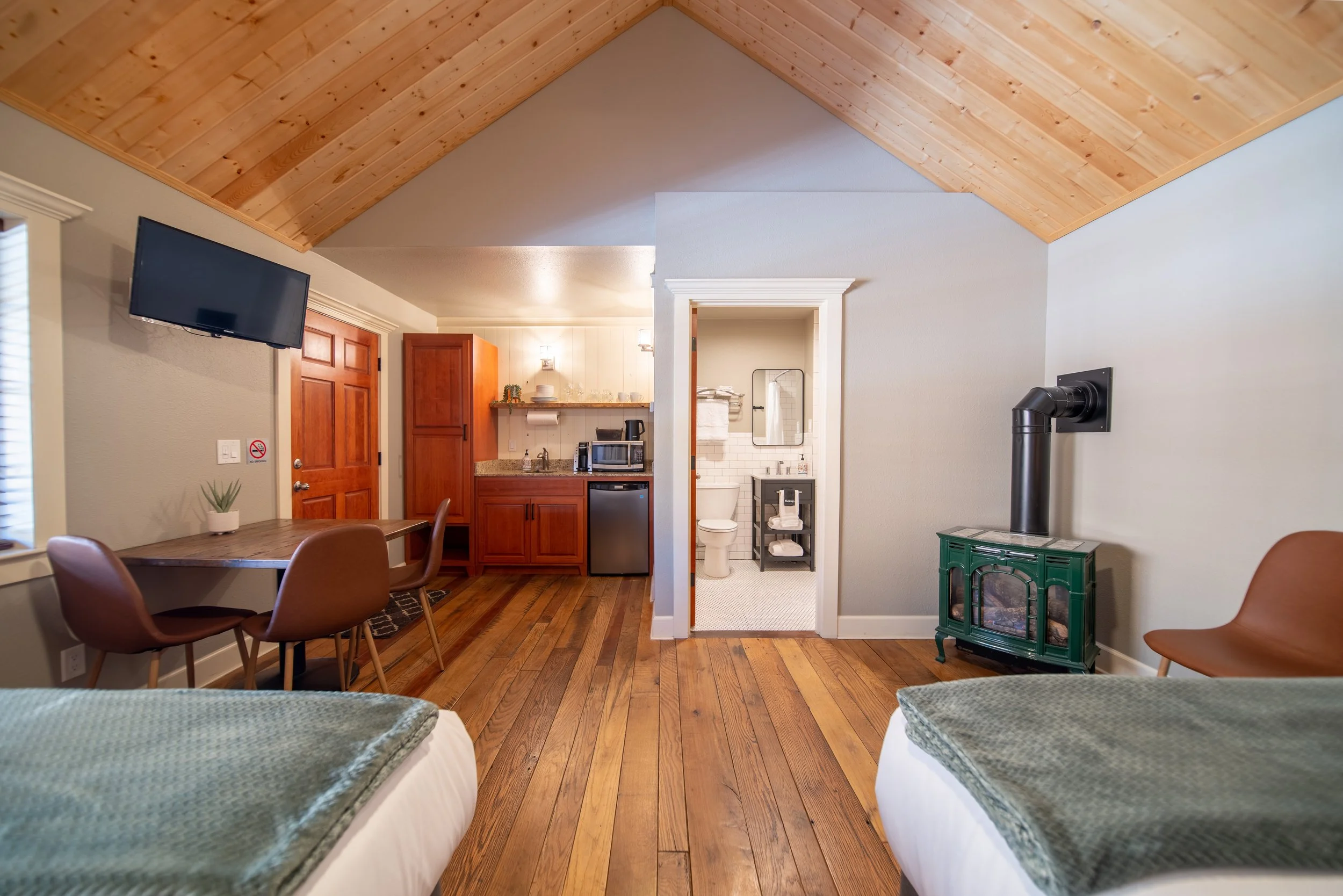 Cabin 4 — Shasta View Lodge