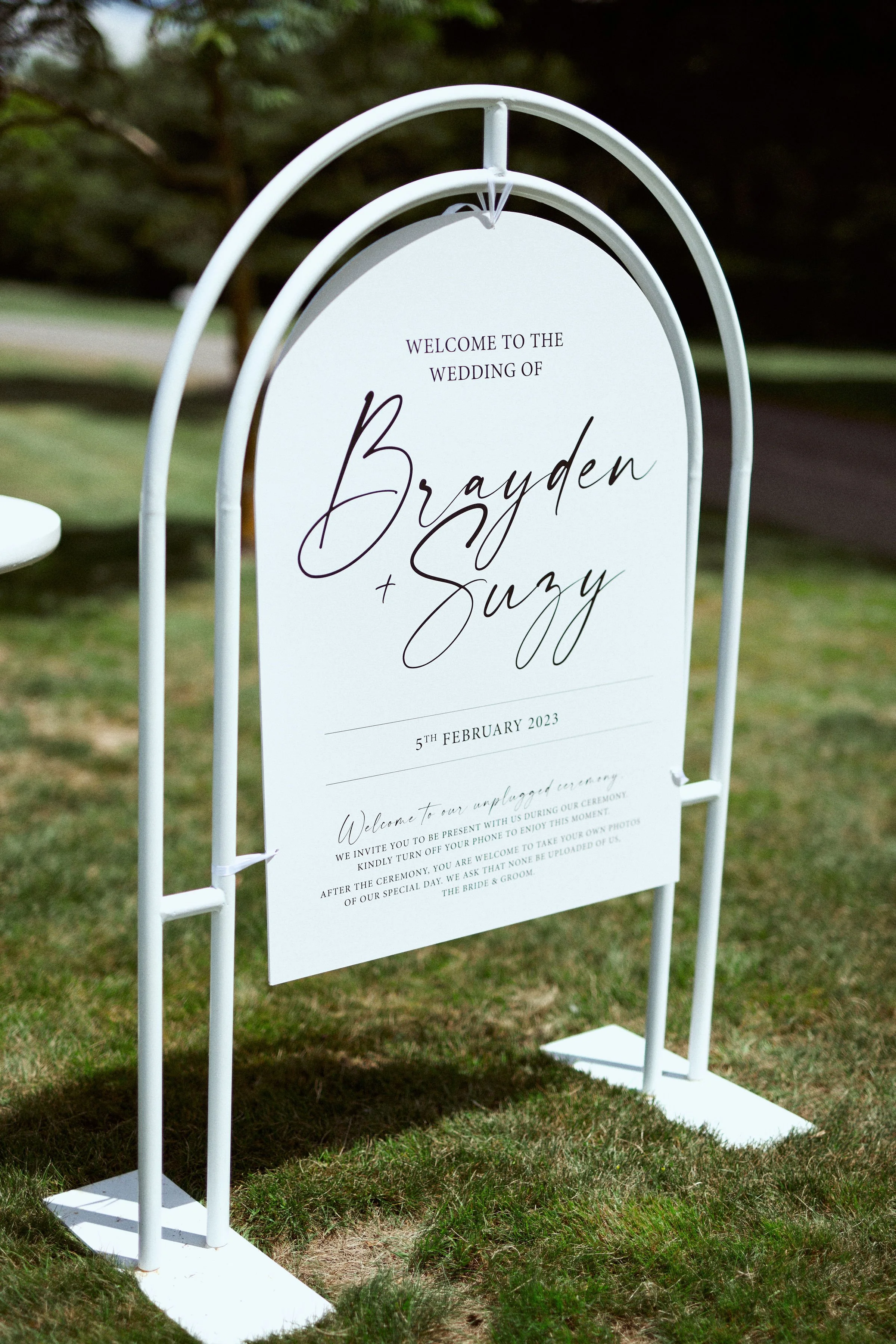 ARCHED SIGN HOLDER - WHITE SMALL — Flock Events | Event & Wedding ...