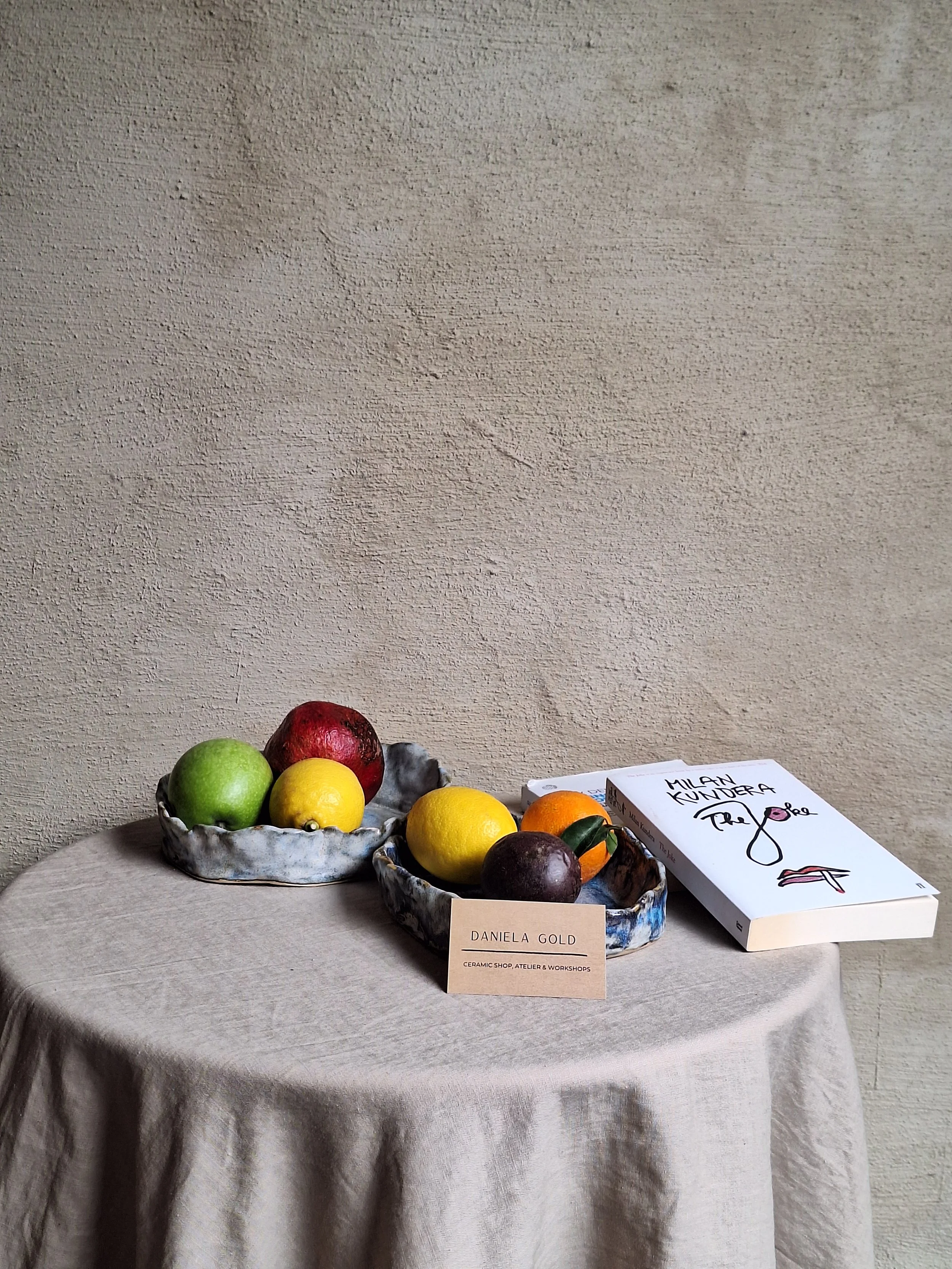 Ceramic and porcelain creations by Daniela Gold: bowls, trays, plates ...