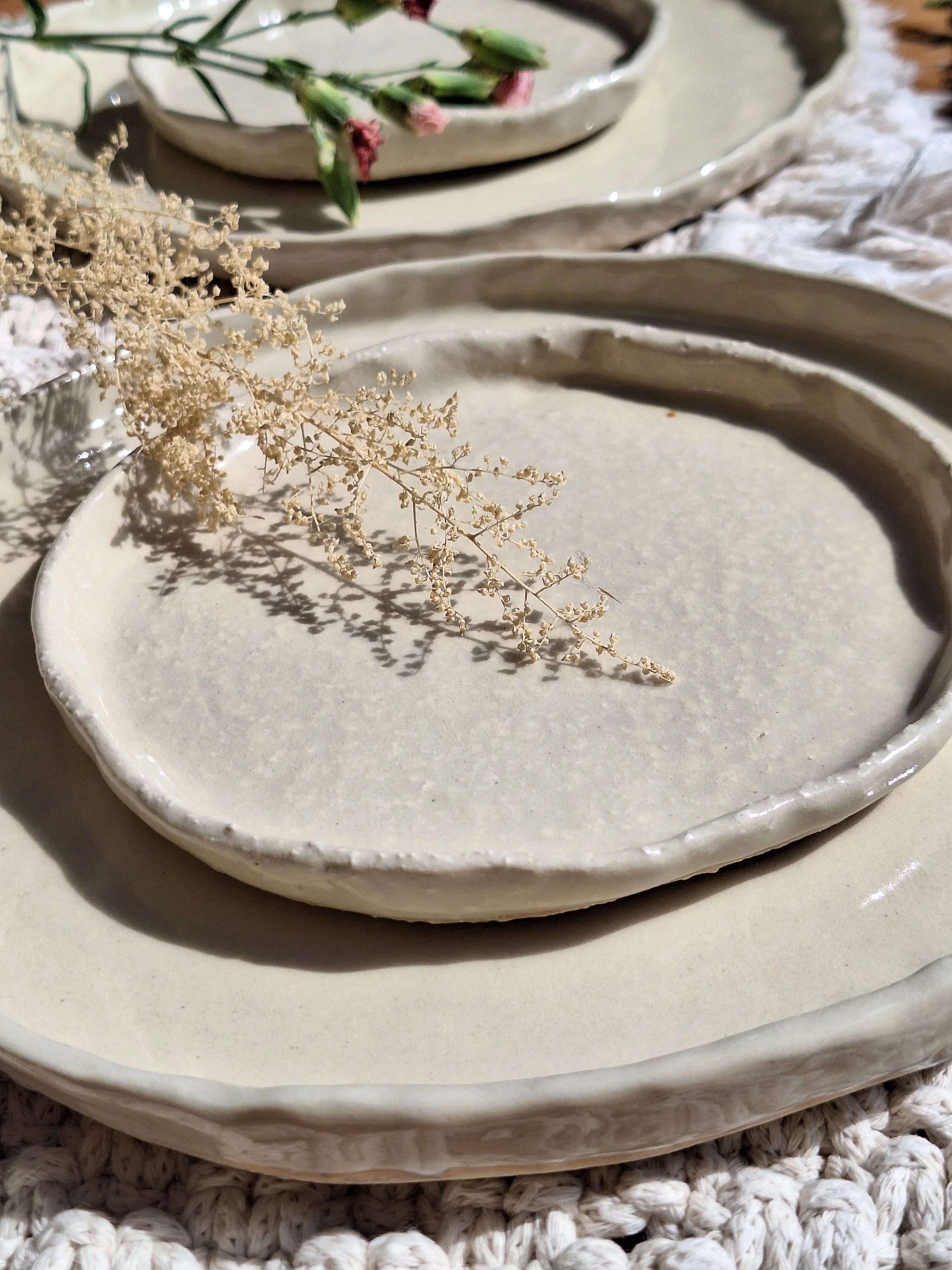 Ceramic and porcelain creations by Daniela Gold: bowls, trays, plates ...