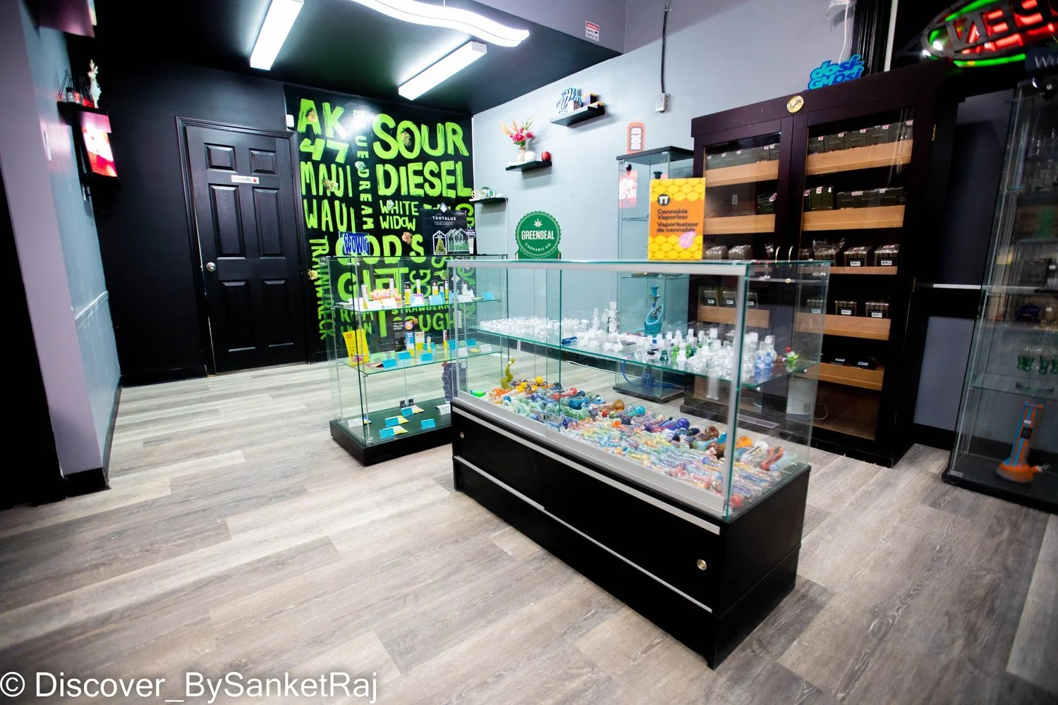 Four20 Giggles Cannabis Store Winnipeg - Cannabis Store in Winnipeg