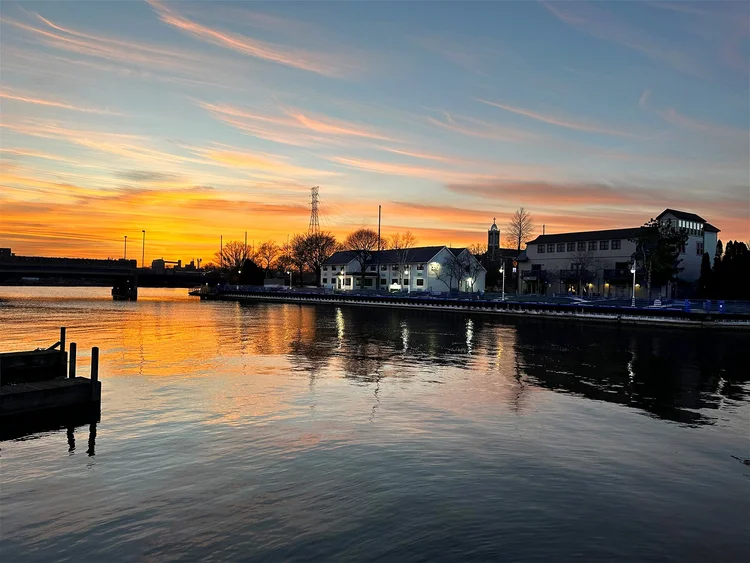 Location | Discover Sheboygan, Book Today — Harbor Winds Hotel & Lounge ...