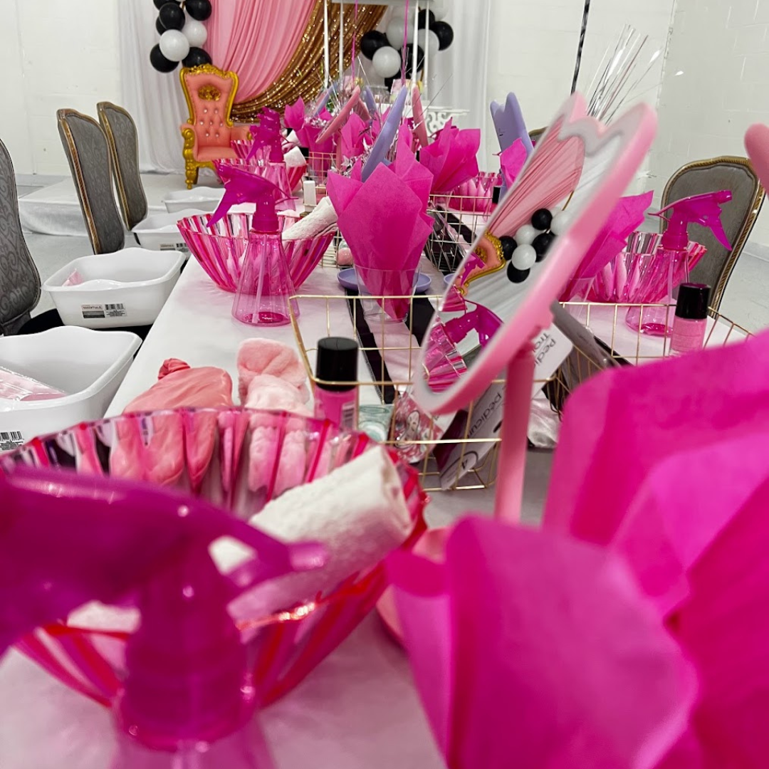 Chair rental for wedding and parties in the Bucks County - Queens Decor party rentals — Queens Decor