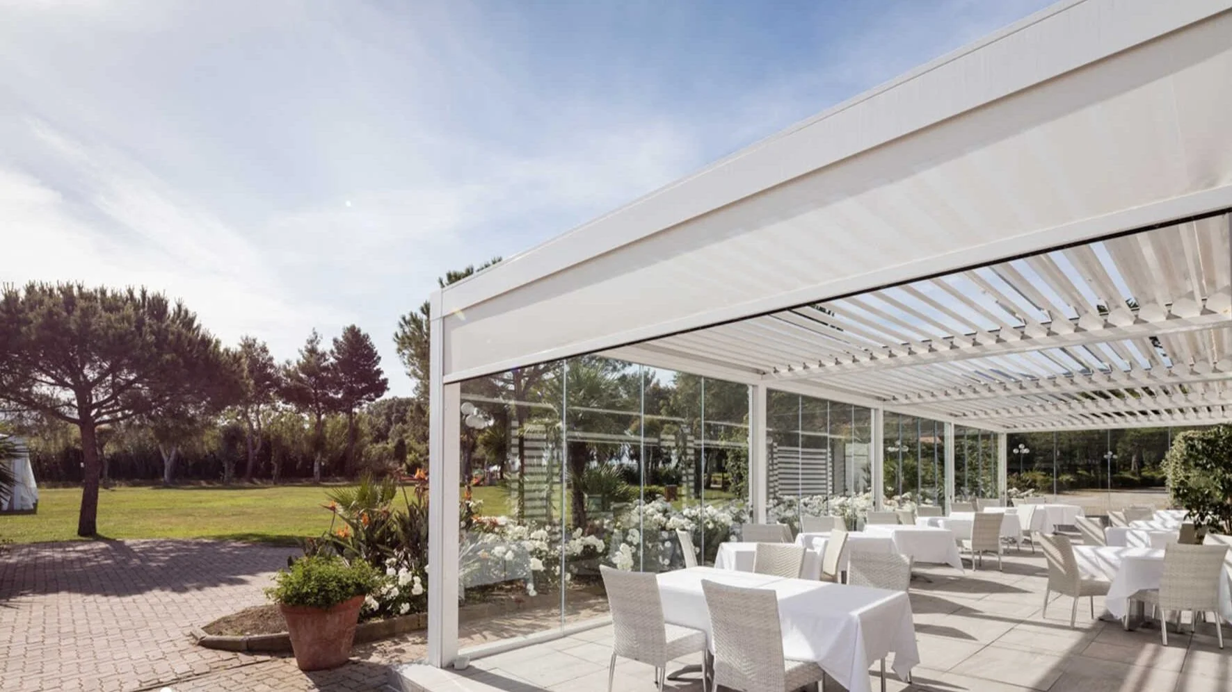 Brisbane Outdoor Dining Design — Awning Scape | Retractable Pergolas ...