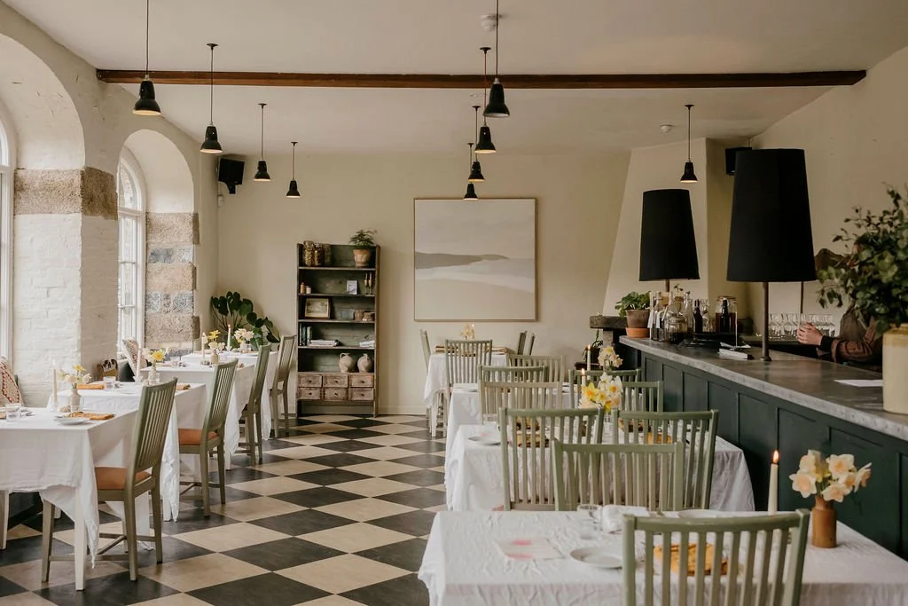 Restaurant — Flora