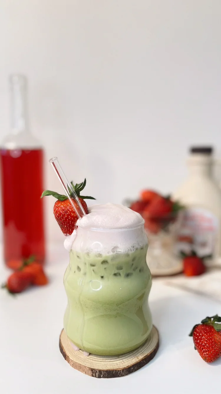 Matcha Latté à l’Érable avec Crème Fouettée à la Fraise — Boots & Beer