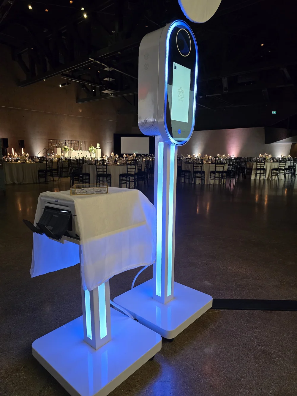 Photo Booth Rental Winnipeg | Luxury & Modern Photo Booths | On Que