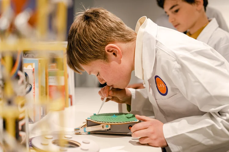 Tour - The LAB22 | Bespoke science lab for children